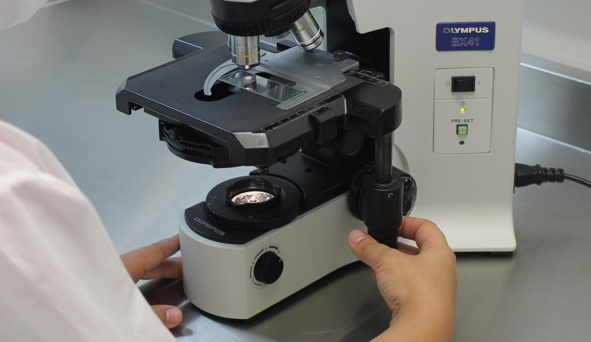 Understanding the mechanical stage of a microscope — Microscopes.com.au